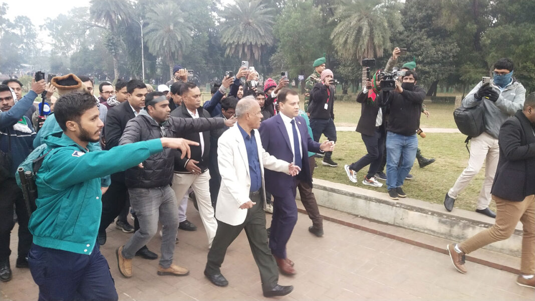 জিয়া উদ্যানে খালেদা জিয়ার কবরের স্থান পরিদর্শনে স্বরাষ্ট্র উপদেষ্টা ...